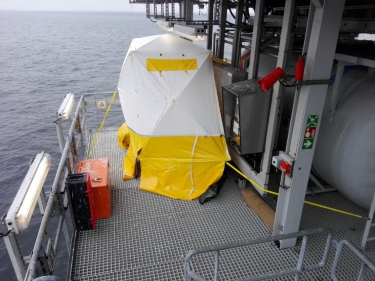 Storm-proof in the North Sea – assembly tent for offshore use